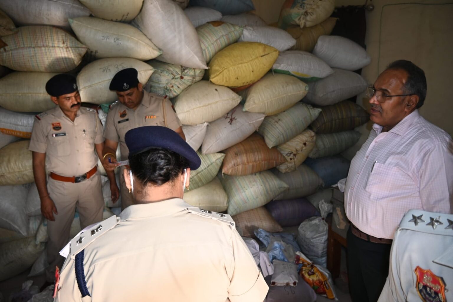 DG Police southern range Rewari paid a surprise visit in district ...
